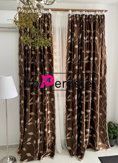 Draperii maro model frunze deschise