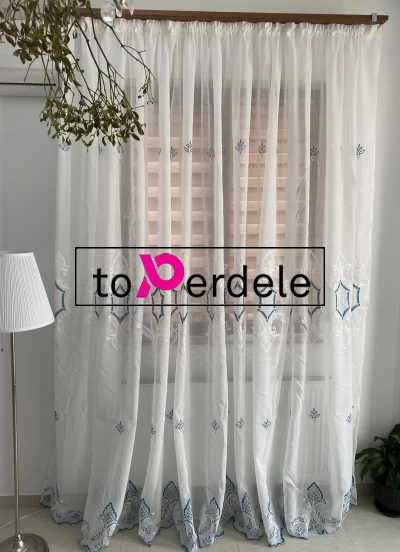Perdea in alba model albastru