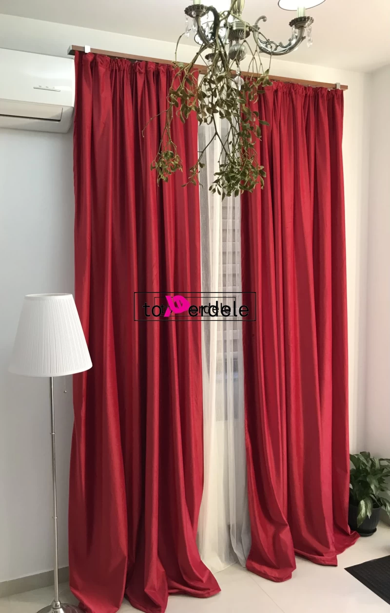 Draperii catifea rosie