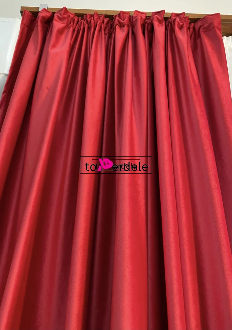 Draperii catifea rosie