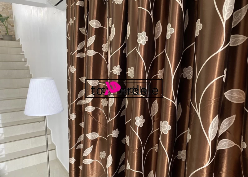 Draperii maro model frunze deschise