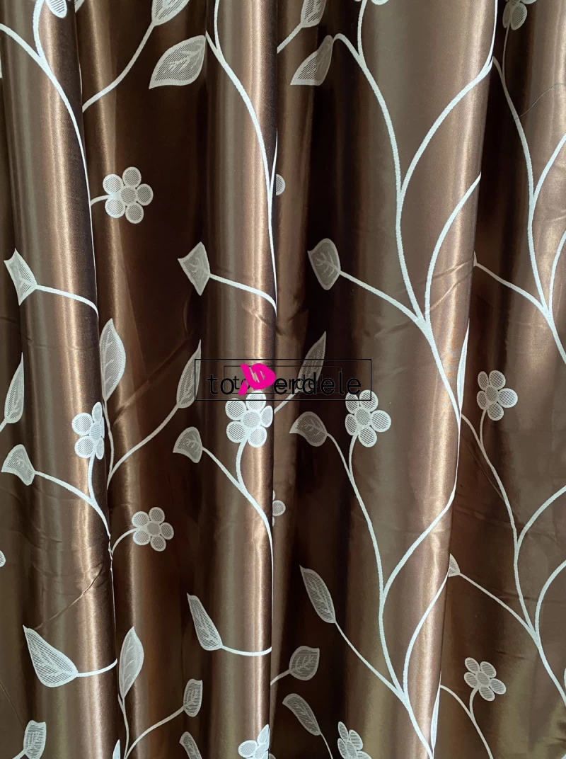 Draperii maro model frunze deschise