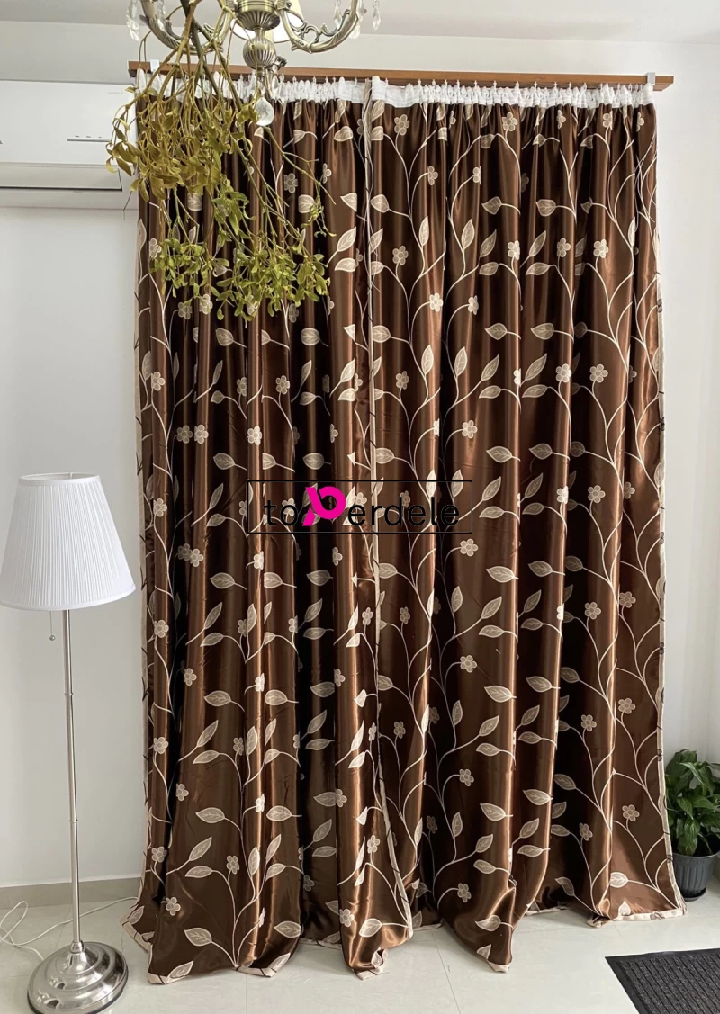 Draperii maro model frunze deschise