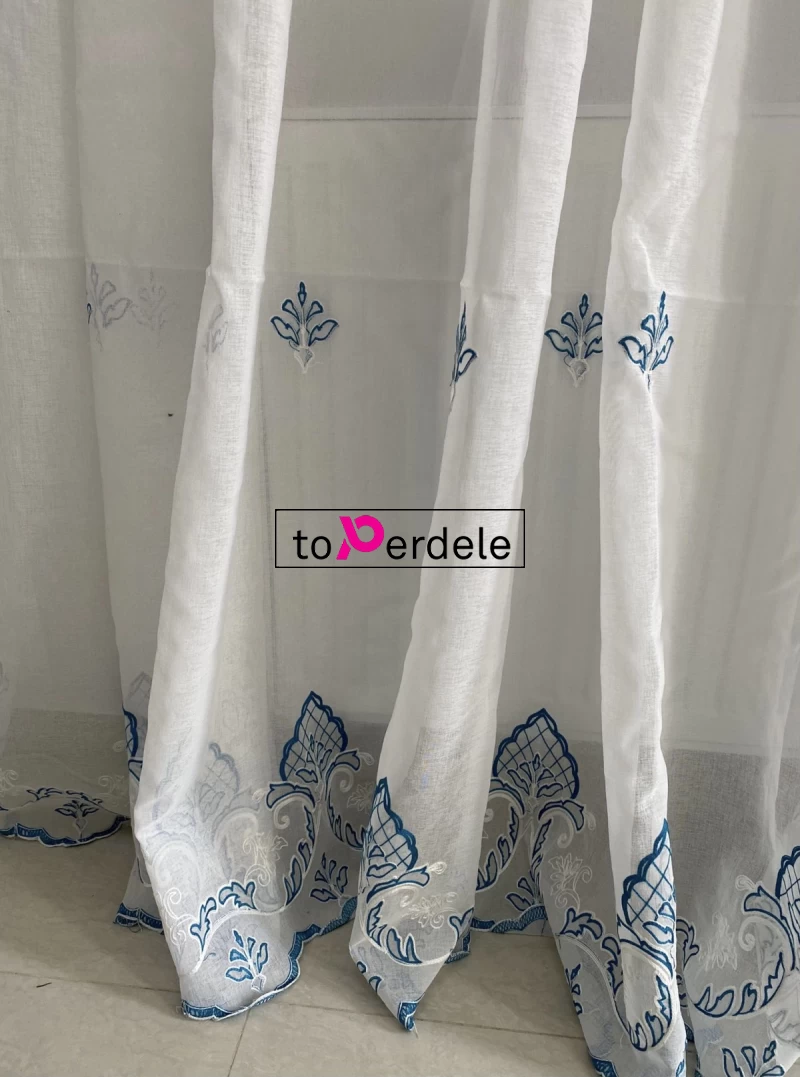 Perdea in alba model albastru